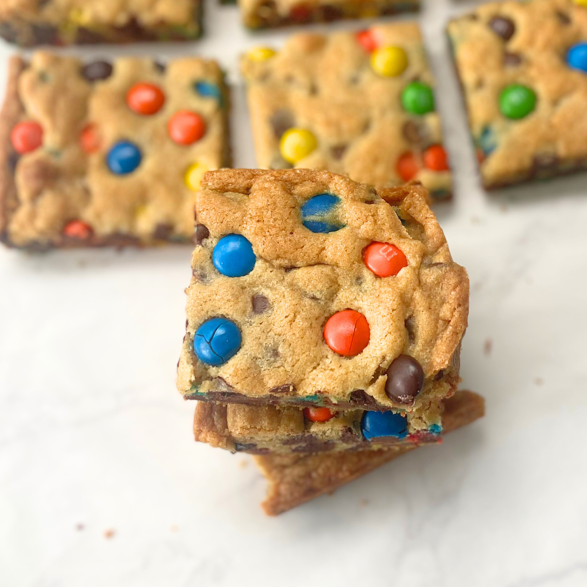 Shareable M&M Cookie Bars - PrettyPastelitos