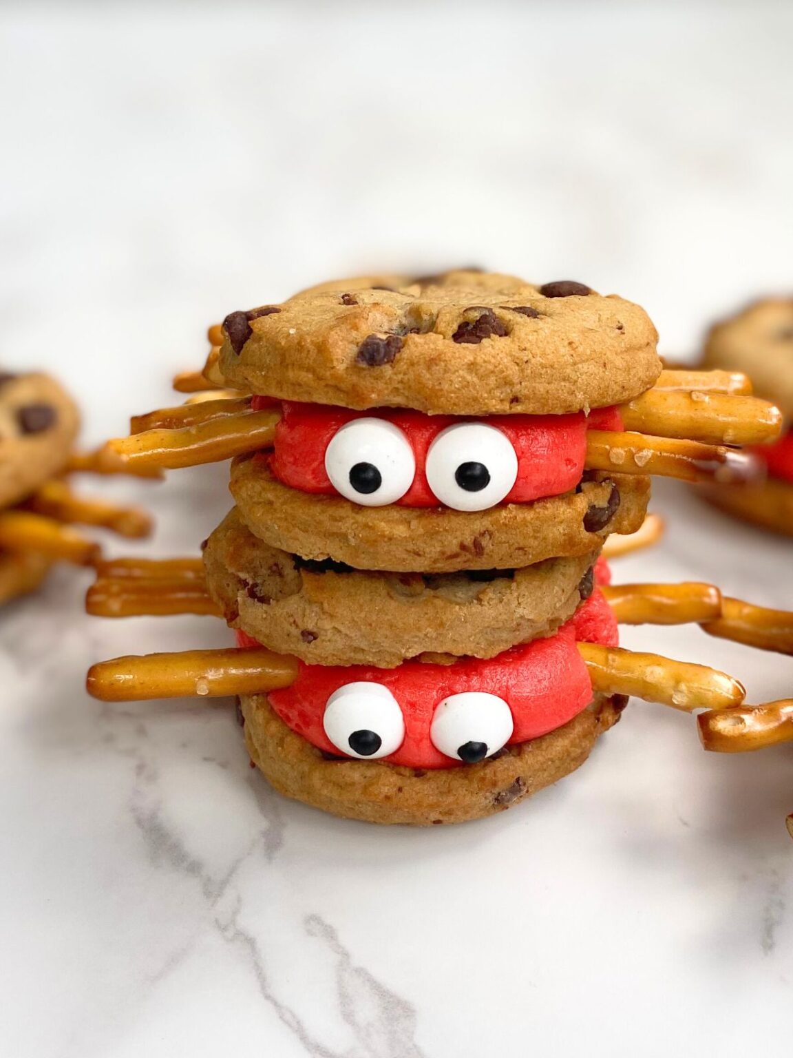 Cute Love Bug Sandwich Cookies for Valentine's Day - PrettyPastelitos