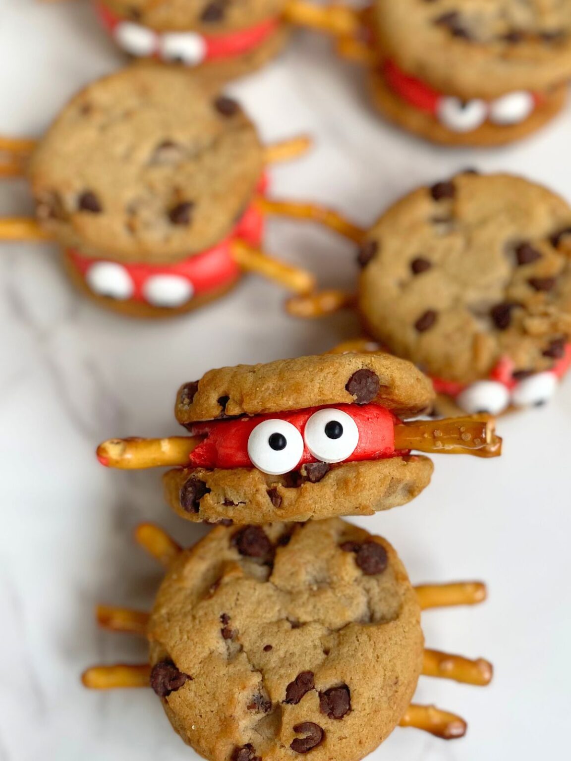 Cute Love Bug Sandwich Cookies for Valentine's Day - PrettyPastelitos
