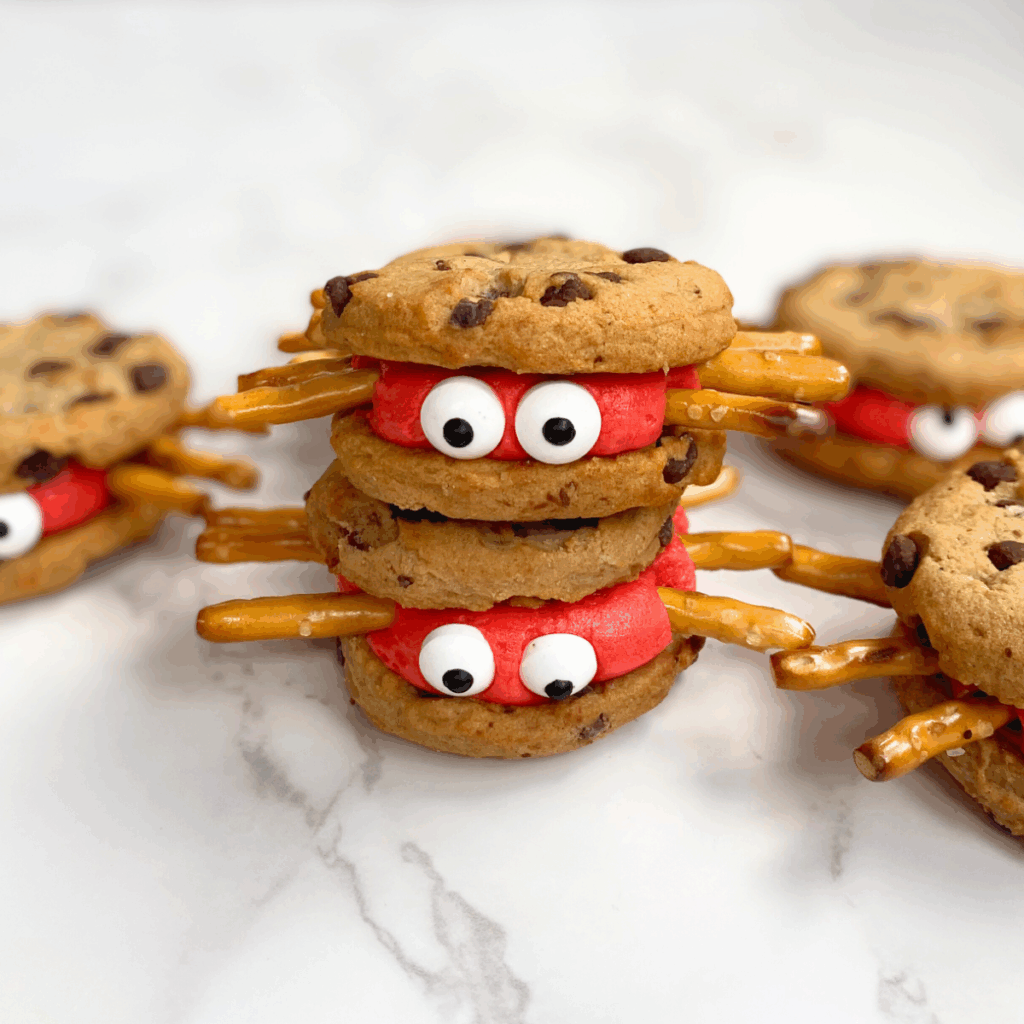 Cute Love Bug Sandwich Cookies for Valentine's Day - PrettyPastelitos