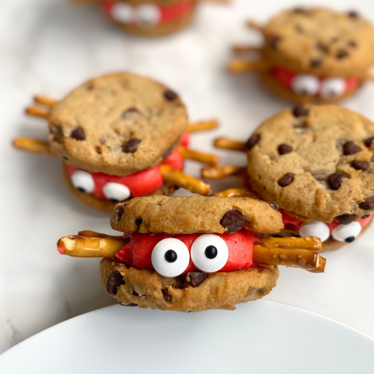 Cute Love Bug Sandwich Cookies for Valentine's Day - PrettyPastelitos
